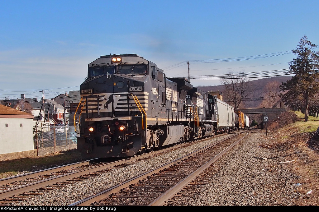 NS 8384 with westbound manifest freight